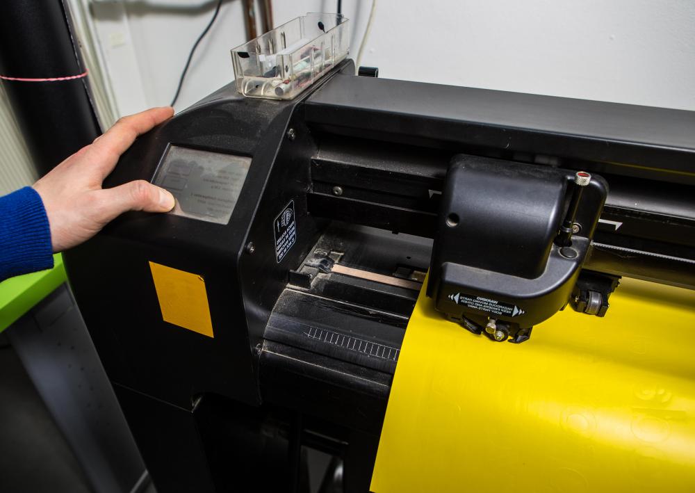 What Is A Flatbed Plotter with Pictures 